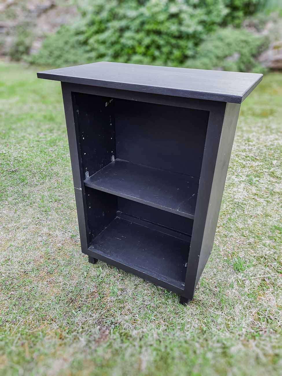 Transform your Bookcase with this DIY Bookshelf Makeover Idea