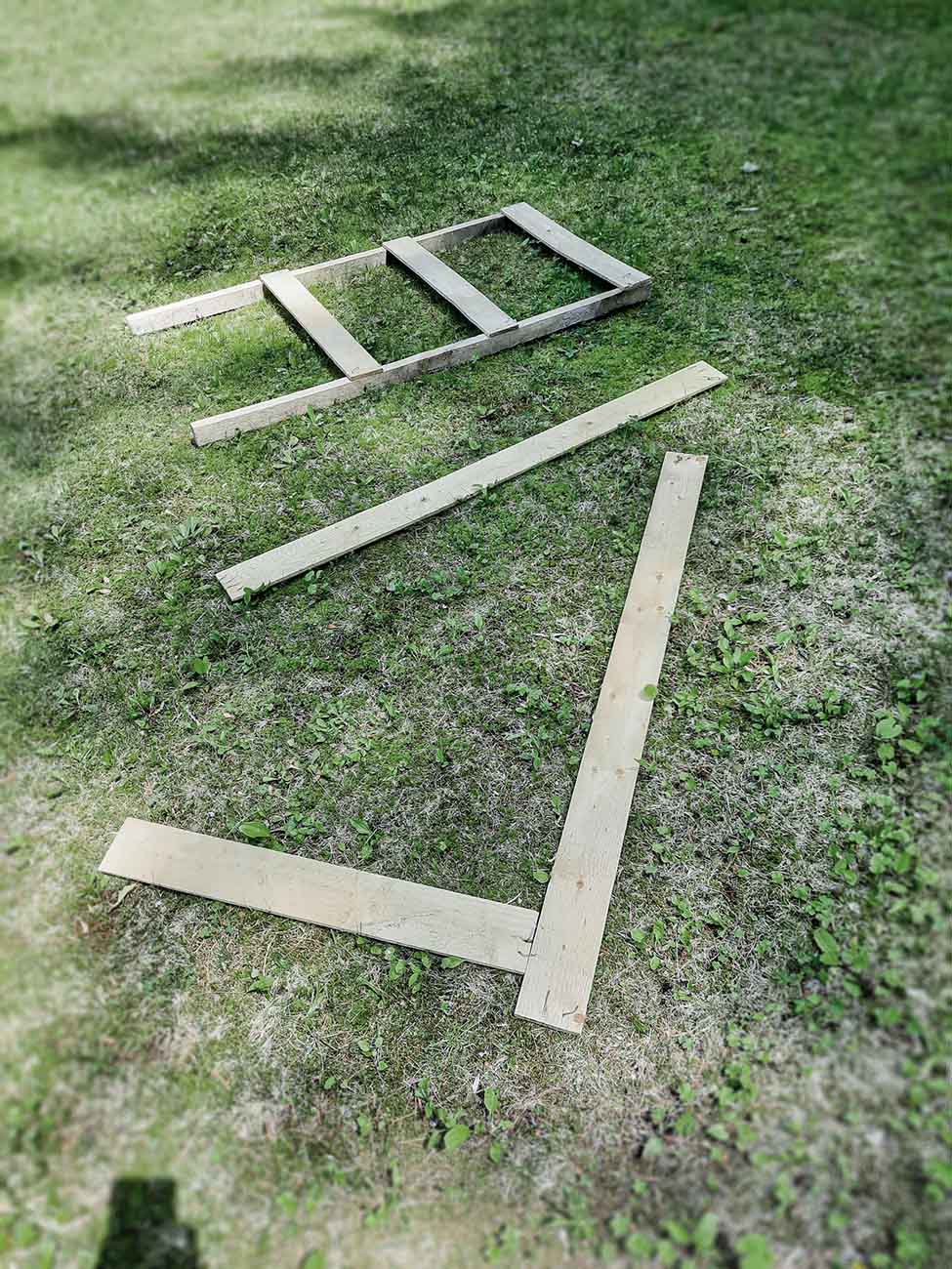 Farmhouse DIY Pallet Picture Frame Idea - Katie T's Home