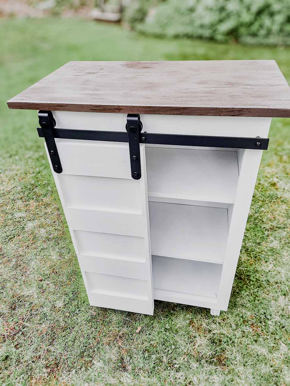 Transform your Bookcase with this DIY Bookshelf Makeover Idea