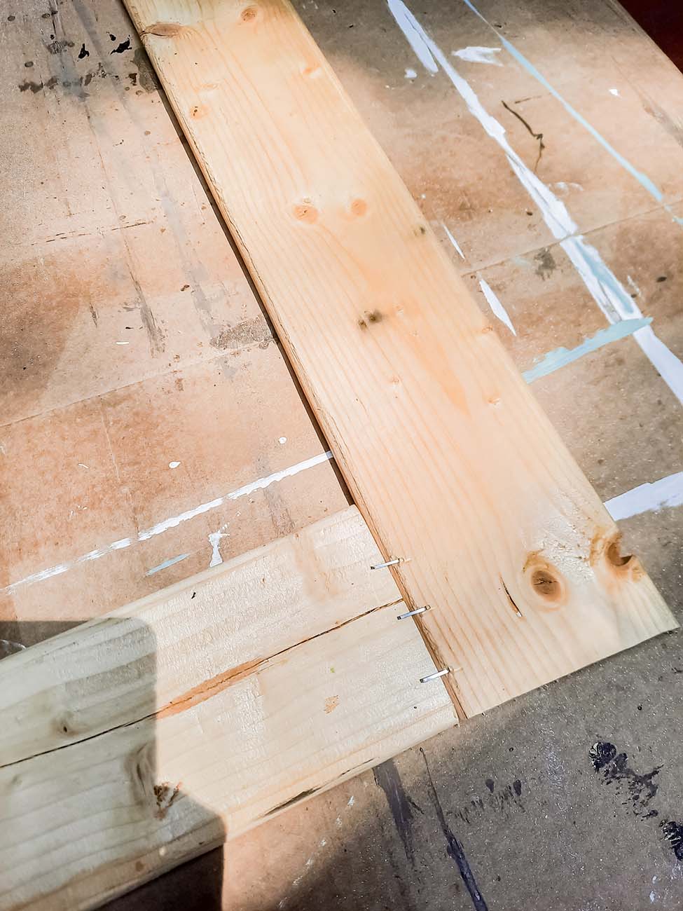 Farmhouse DIY Pallet Picture Frame Idea - Katie T's Home