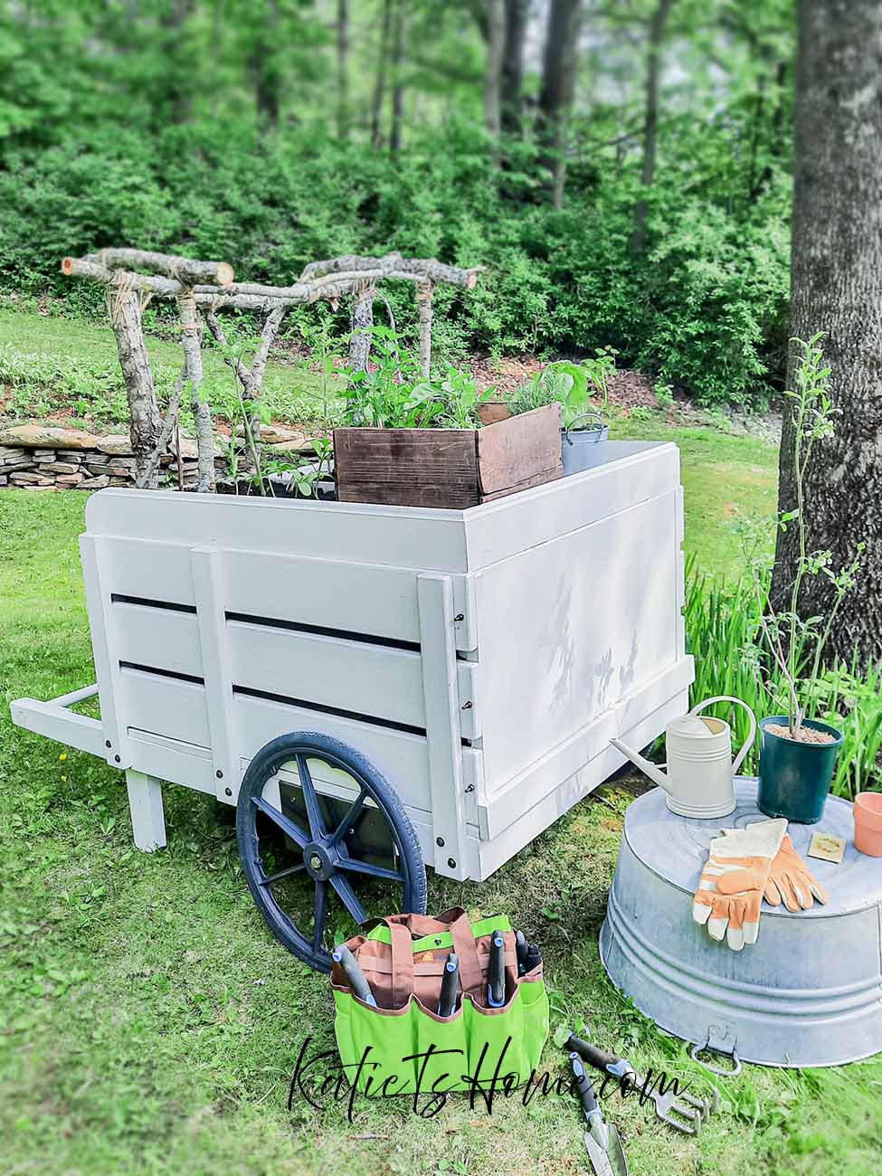 Unique Outdoor Potting Station Idea for Gardening and Entertaining