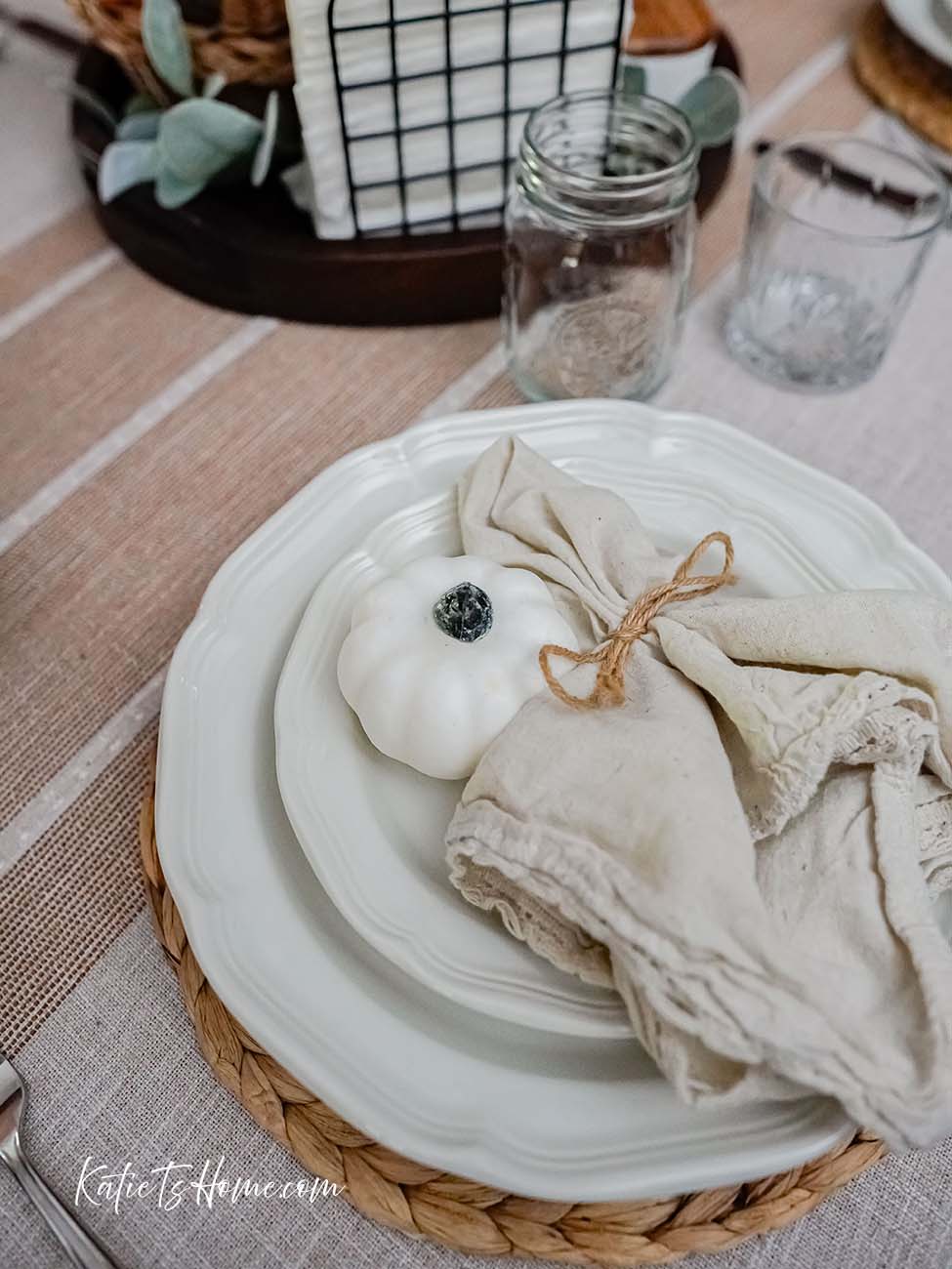 Secrets of an Instagram-Worthy Friendsgiving Table: How to Set the ...